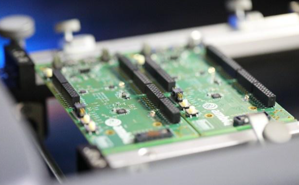 How can one determine which chips are compatible with the ISP interface ...
